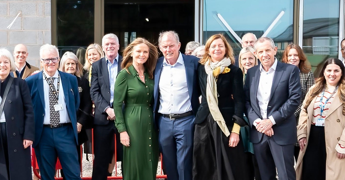 'Gosod carreg gopa' yng nghanolfan cymorth canser newydd Gogledd Cymru | Maggie's